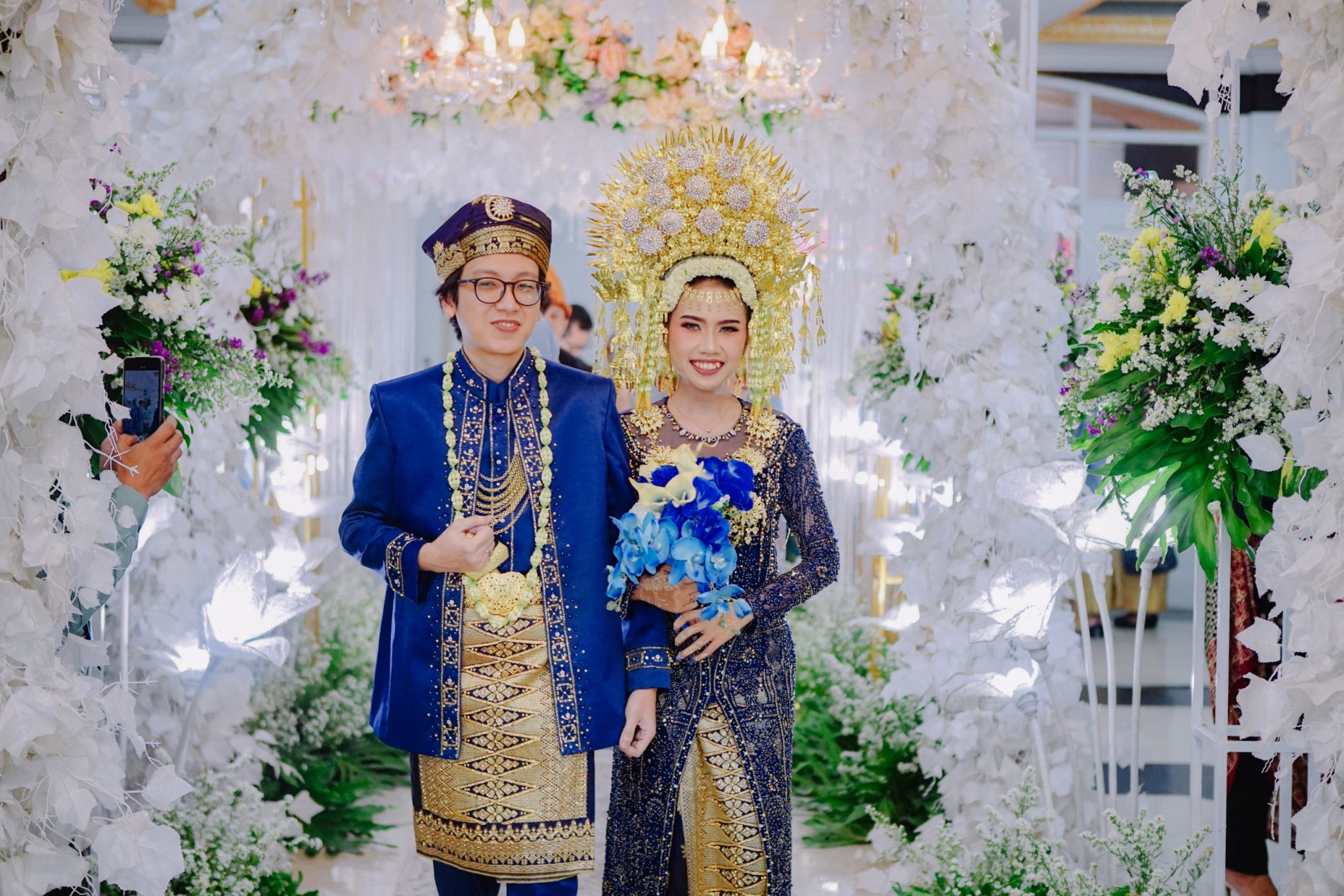 Suntiang Minangkabau Walau Berat Tetap Menawan